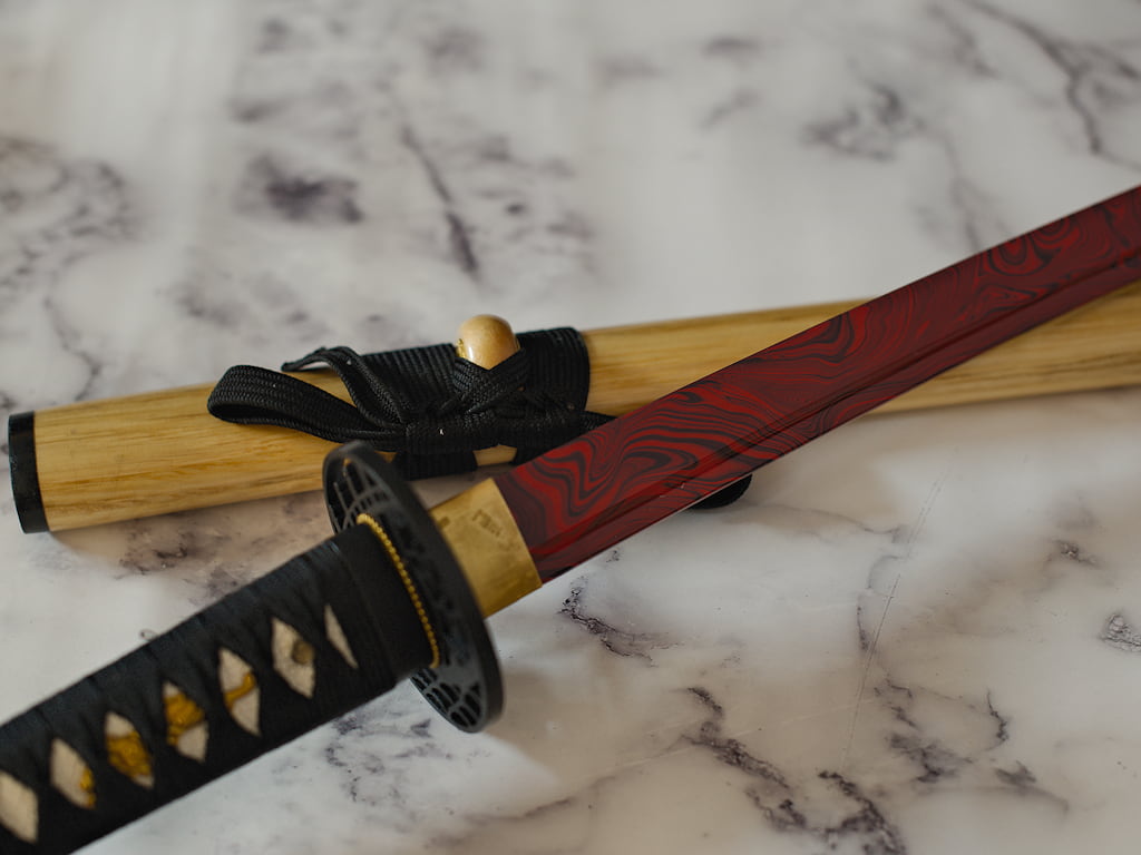 Katana aiguisé « Yougan » (溶岩 lave), lame en acier 1045 rouge et noir